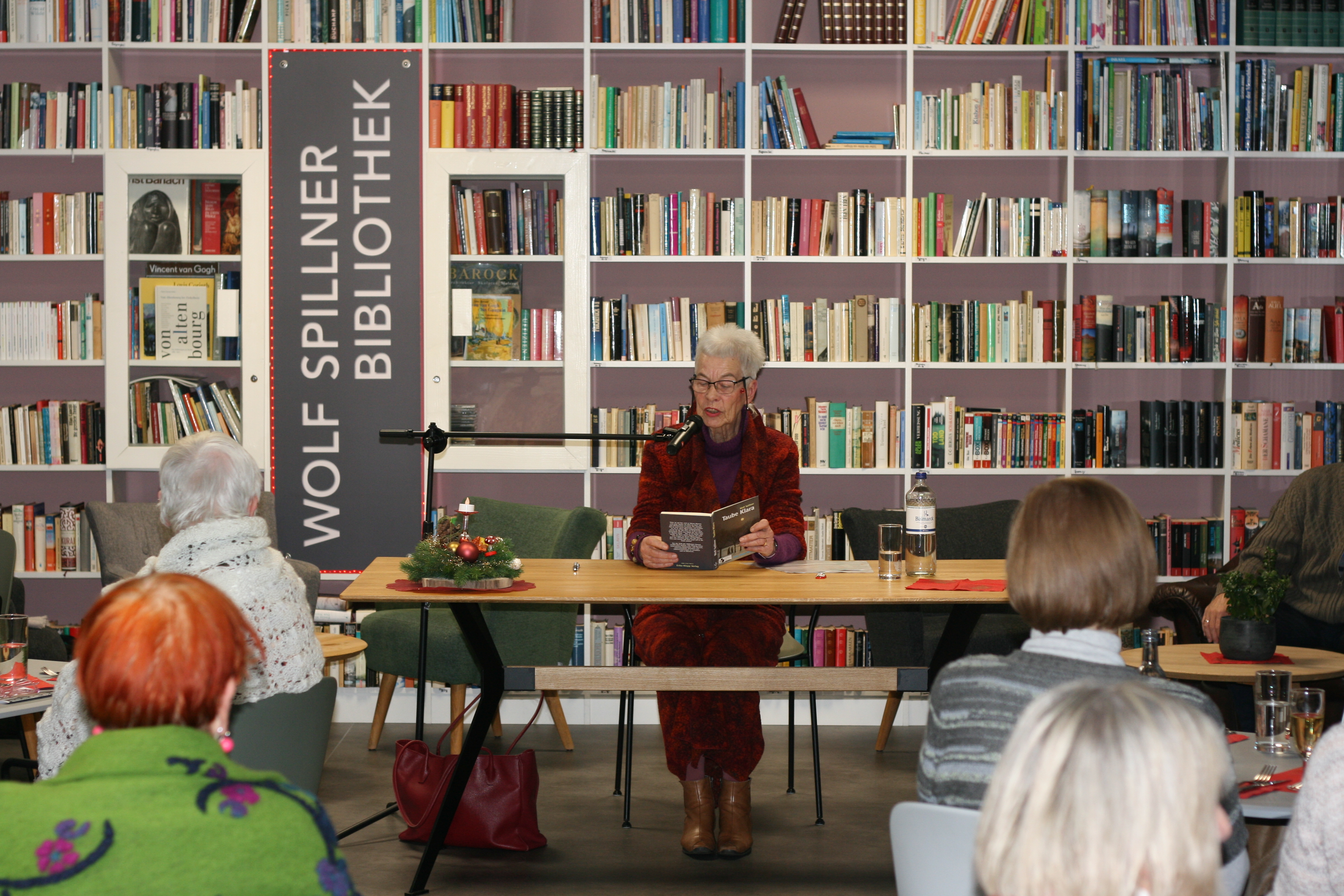 "Taube Klara" mit Entenkeule